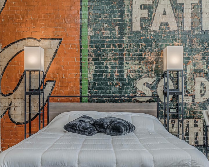 Deluxe Studio In Historic Downtown Building! - Bartlesville, OK