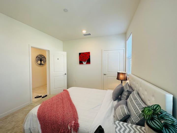 Beautiful New Home Close By Disneyland - Buena Park, CA