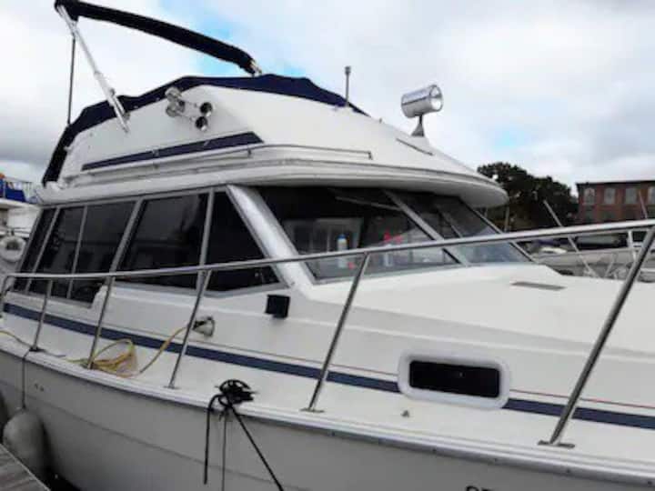Waterfront 32' Bayliner Yacht - Cranston, RI