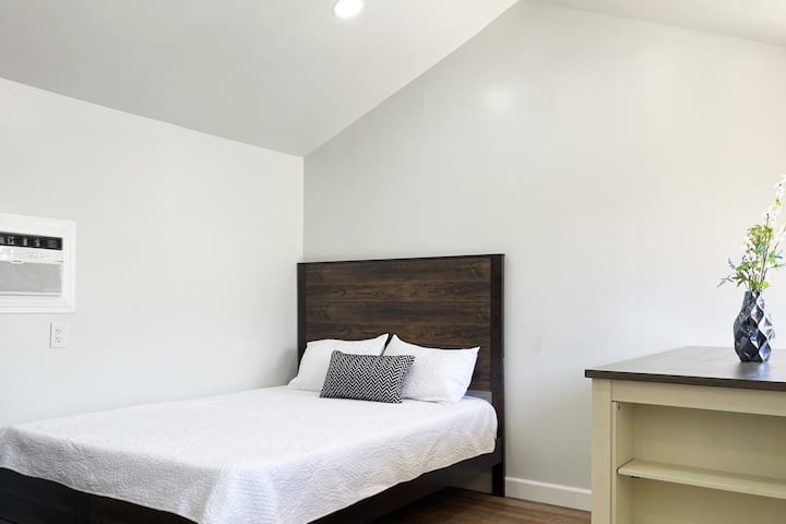 Charming Tiny Home Sanbernardino - Loma Linda, CA