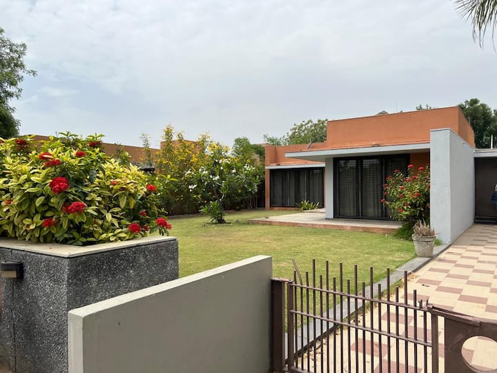 Cosy 1bhk Villa With Garden - Sanand