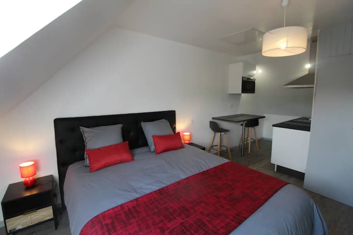 Studio Ouest, Avec Cuisine, Salle D'eau Wc. - Loudéac