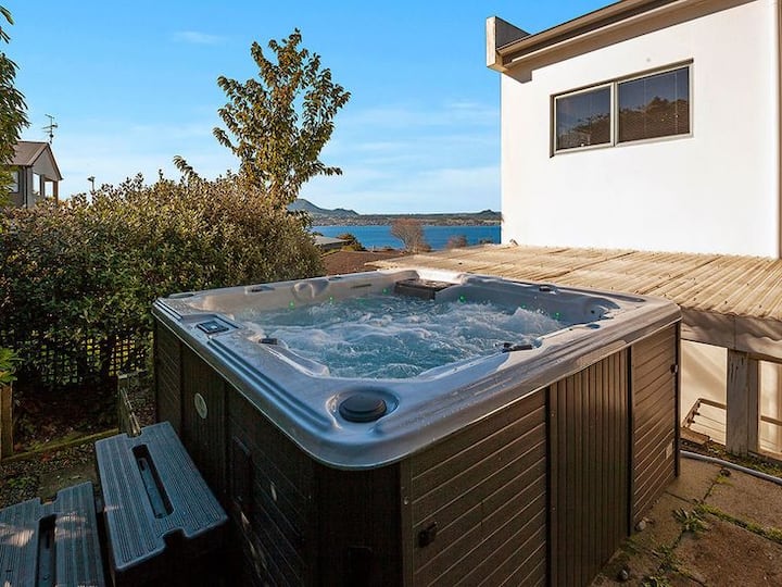 Stunning Lake Views With Spa - Taupō