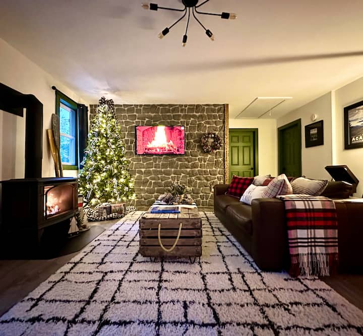 Forested Cabin Decorated For The Holidays! - Maine