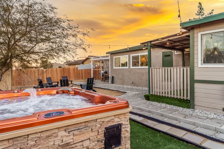 Pond_ Hot Tub_dog Friendly_gym_fire Pit_ev Charger - Joshua Tree, CA
