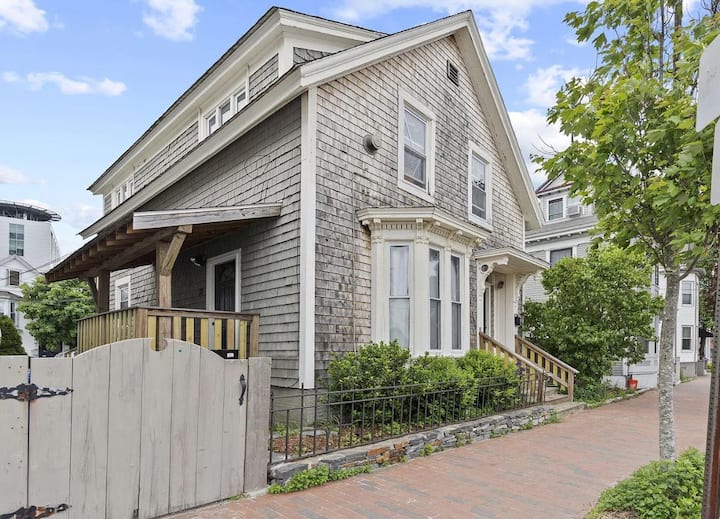 Spacious Apt With King Bed! Steps From Hospital - Portland, ME