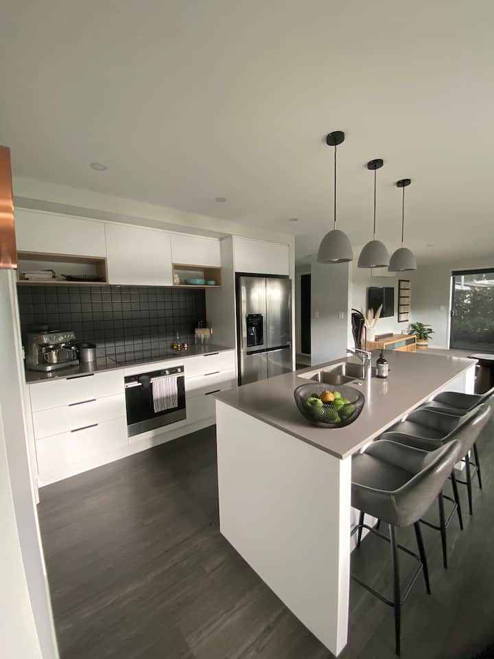 Stylish Home At The Lakes - Tauranga