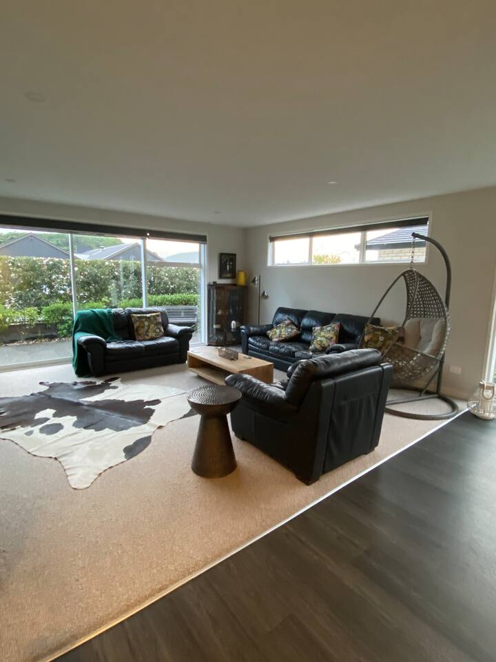 Stylish Home At The Lakes - Tauranga