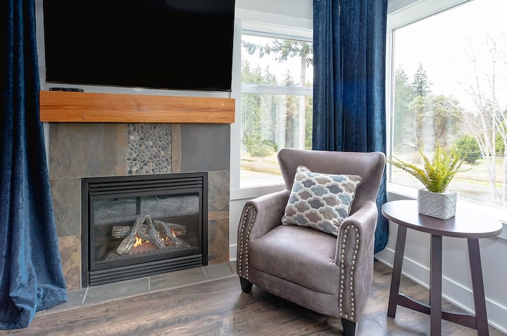 Soak & Sea: Ocean View Retreat Suite A - Parksville