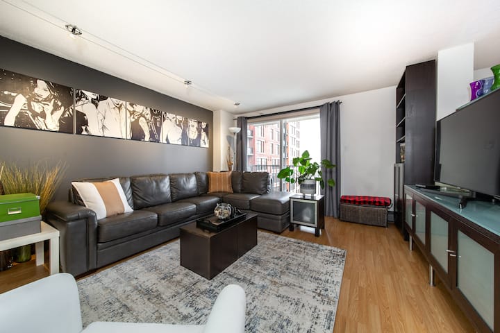 Stylish Space W/view & Workspace - Edmonton, Canada