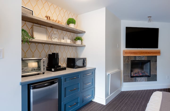 Bayview Studio Suite B - Enjoy The Pool & Hot Tub - 팍스빌