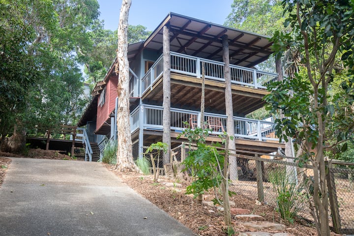 Huge Home + Sleeps 9 + Central - North Stradbroke Island