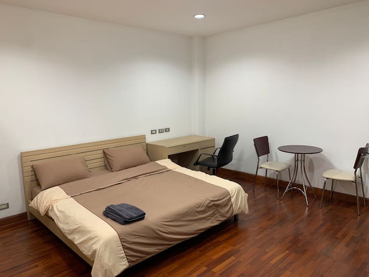 1 Studio Br With Private Bathroom - Near Bts/mrt - Bangkok