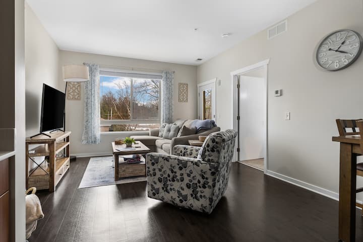 Sweet Tart Spot - Cozy Tc Condo - Balcony - Traverse City, MI