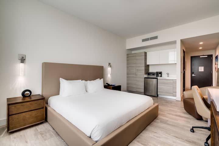 Modern Studio, King Bed, Steps From Beach & Pool - Hollywood, FL