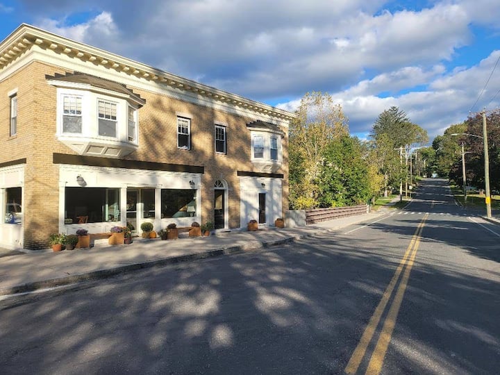Luxury 2br Apt. Home W/work Area - Pittsfield, MA