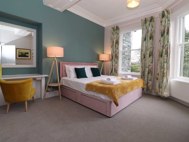 Large Luxury Superking Apartment, Free Parking - Keswick