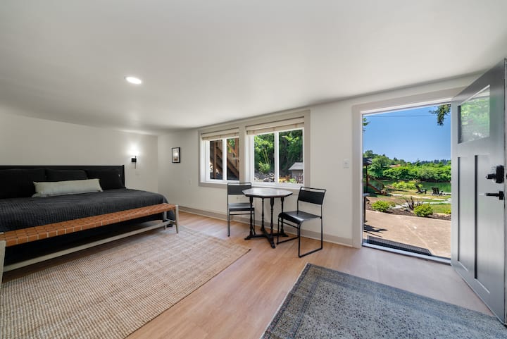 New Bright & Spacious Room, River Views & King Bed - Manzanita, OR