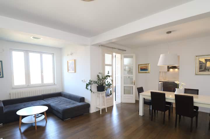 Comfort & Bright 3 Bedroom Apartment - Split