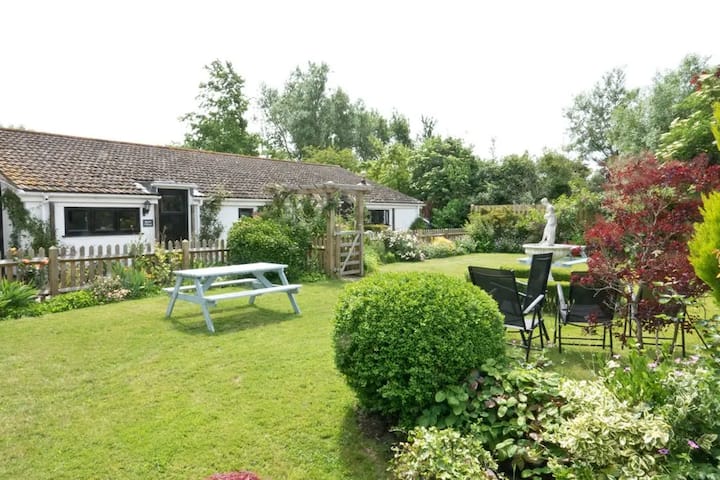 Horseshoe Cottage - Sleeps 4 - Camber Sands