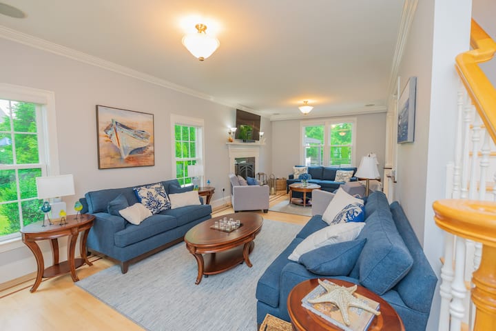5br W/ Heated Pool Near Beaches & Newport - Rhode Island