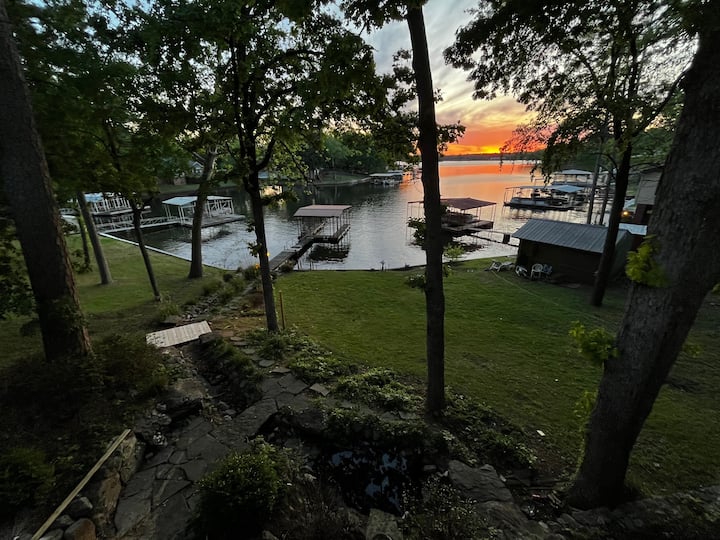 Lakefront 1 Acre, Remodeled, Private, Views! - Hot Springs, AR