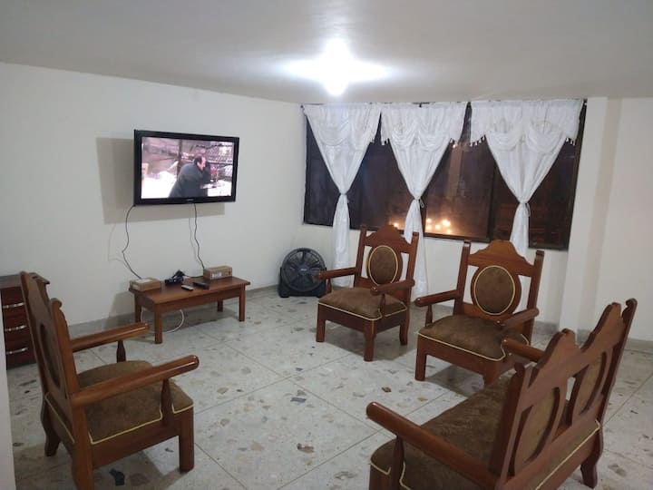 Apartamento Grande Y Cómodo - Cozy Large Apartment - Cali