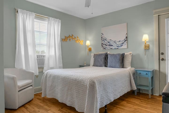 Carolina Beach Retreat For 2 Porch Beach Pool Pet - Carolina Beach, NC