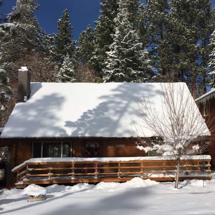 Cozy Cabin With Heavenly Mountain Views & Hot Tub - South Lake Tahoe, CA