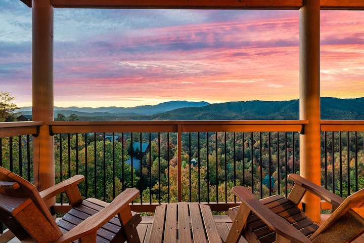 Perfect Family Getaway! Indoor Pool & Theater Room - Gatlinburg, TN