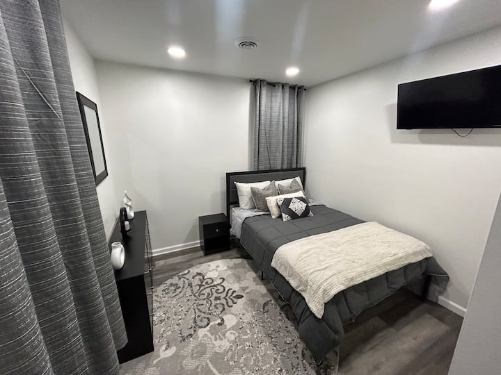 Gray Room With Shared Bath - Royal Oak, MI