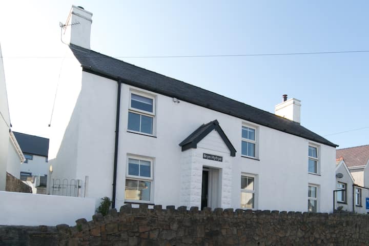 Spacious Cottage In Central Benllech - Anglesey