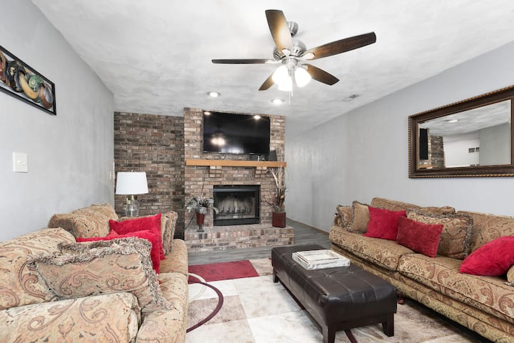 A Touch Of Class/king Bedroom - Belleville, IL