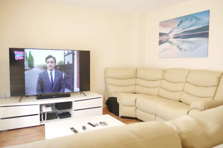 A Luxurious House In Coventry - Coventry