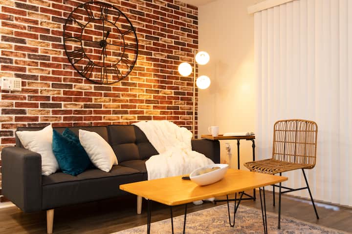 Rustic Luxe Loft: A King Bed Hideout With Edge - Gainesville, FL