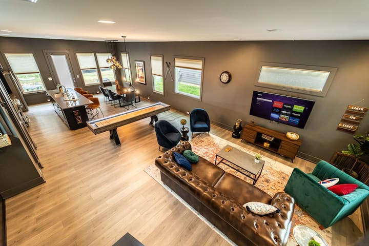 British Pub-inspired Home With Shuffleboard - University City Boulevard – Charlotte
