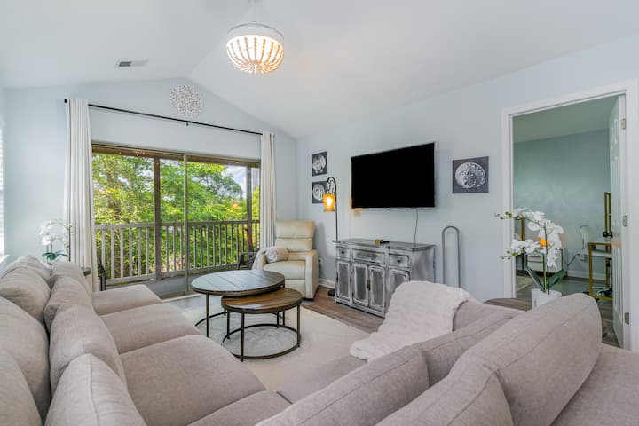 Relaxing Lake-view | Private Corner + Easy Access - Pawleys Island, SC