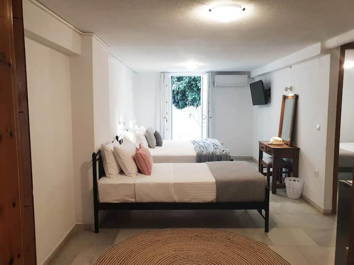 Semi-basement Room In The Center, 100m From Beach - Naxos