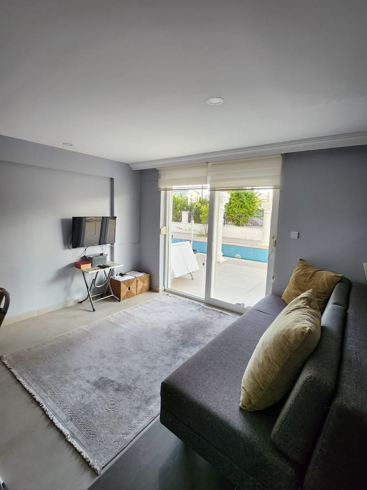 Havuz Kenarında 1+0 Daire - Side