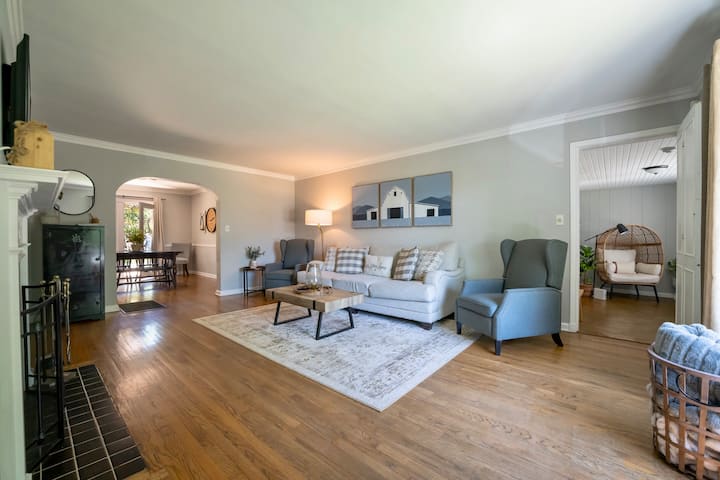 Cherry St. Oasis: Modern & Cozy - Tulsa, OK