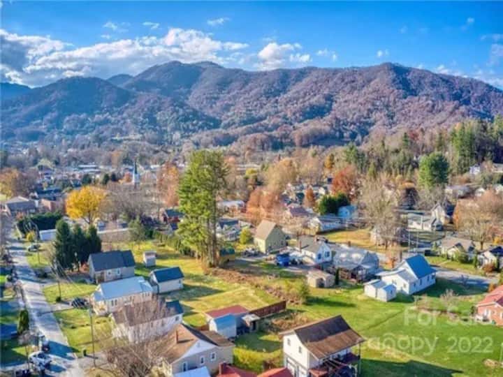 Main Street Mountain Getaway - Waynesville, NC