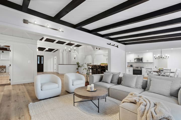 Luxurious Family Getaway Pets Friendly Farmhouse - Los Angeles, CA