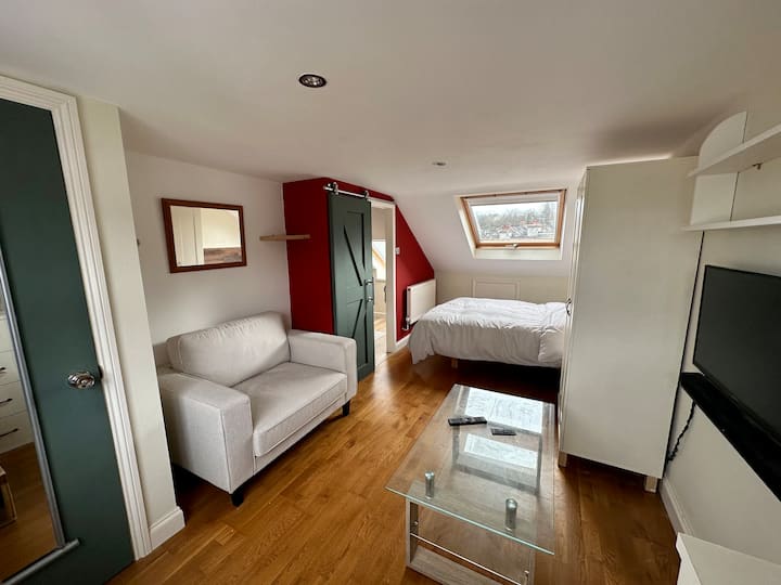 Whole Attic En Suite With Sofa! - Brighton