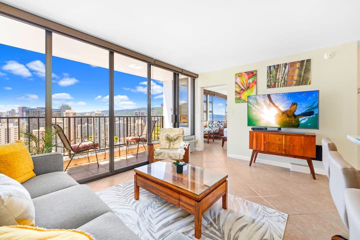 Cozy Ocean View, Steps To Waikiki Beach + Parking - Honolulu, HI