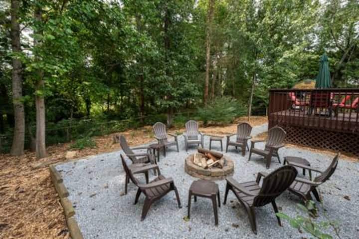 A Haven For Pups & Their Humans! - Hendersonville, NC