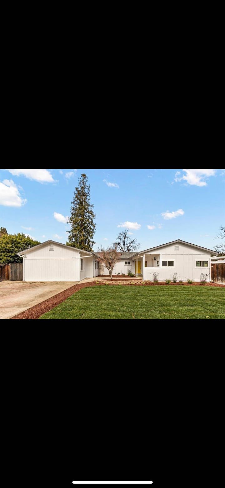 Large & Cozy House W/ Huge Yard - Santa Clara, CA