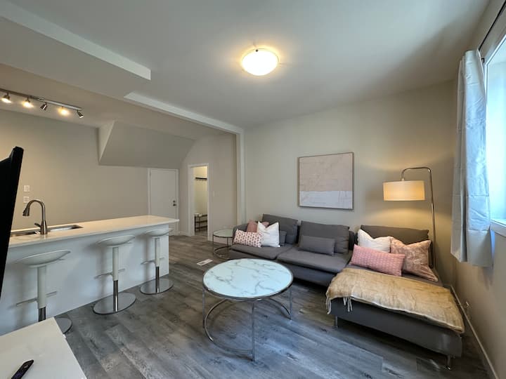 *New* 3 Bedroom, 1.5 Bath Suite - Free Parking - Winnipeg
