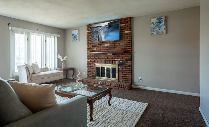 Spacious & Cozy - Springfield, IL
