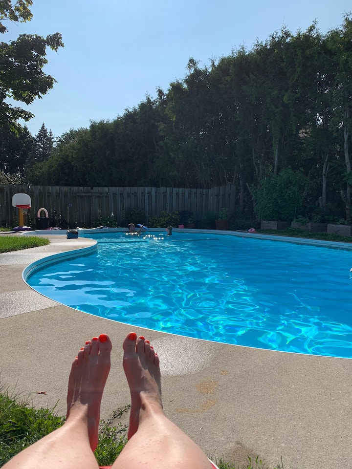 4 Bedroom Gorgeous Kanata Home With Pool - Kanata