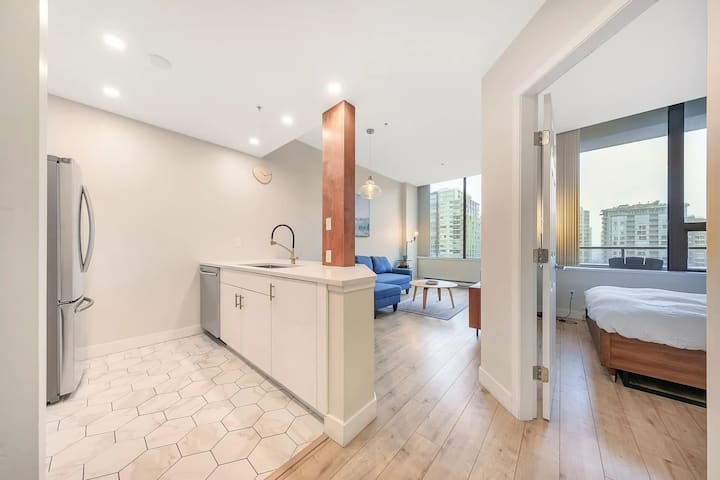 Bright, Comfy, Central Dt With Parking! - Vancouver